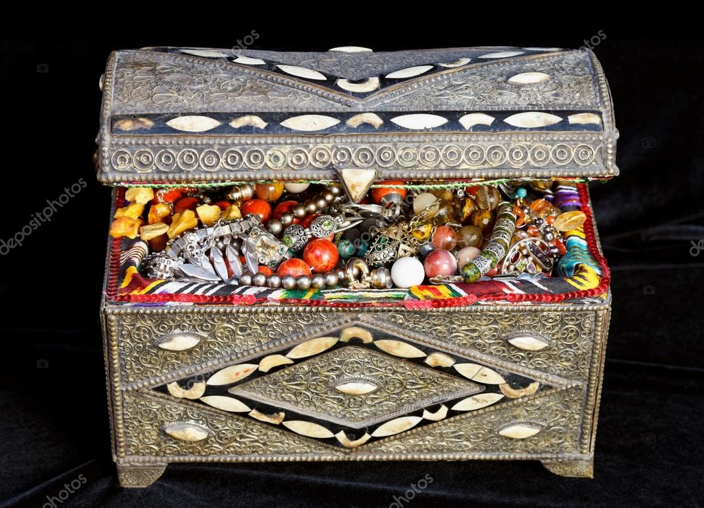 Ancient arabic treasure chest Stock Photo by ©vvoennyy 38625121
