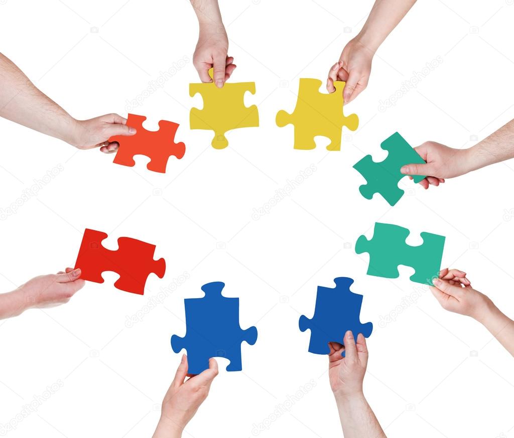 Kring van mensen handen met puzzelstukjes — Stockfoto #45098673