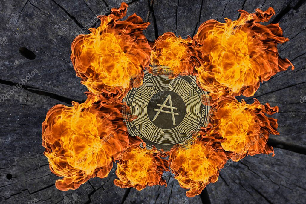 moneda única de oro ada de moneda de cardano en un tronco de árbol con ...