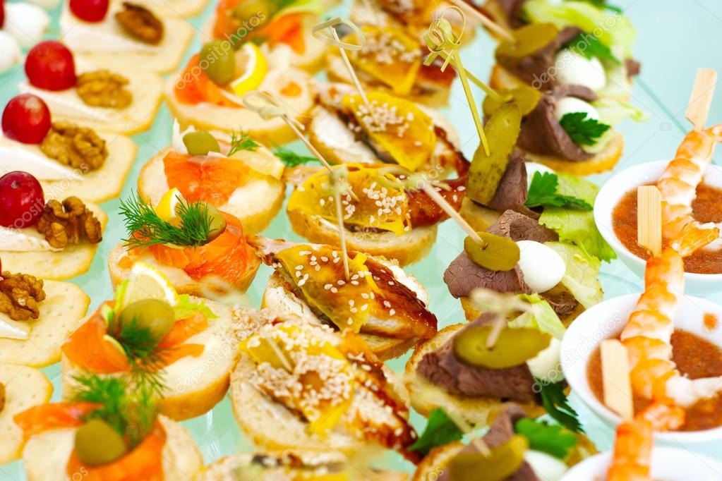 Estilo buffet de catering con diferentes aperitivos ligeros: fotografía ...