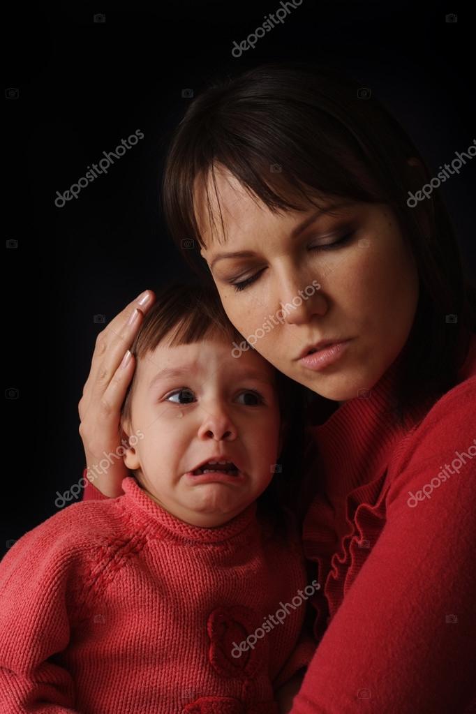 A beautiful Caucasian mama with a sad crying daughter — Stock Photo ...