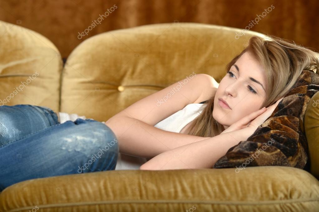 chicas descansando en el sofá — Foto de stock © aletia #30735223