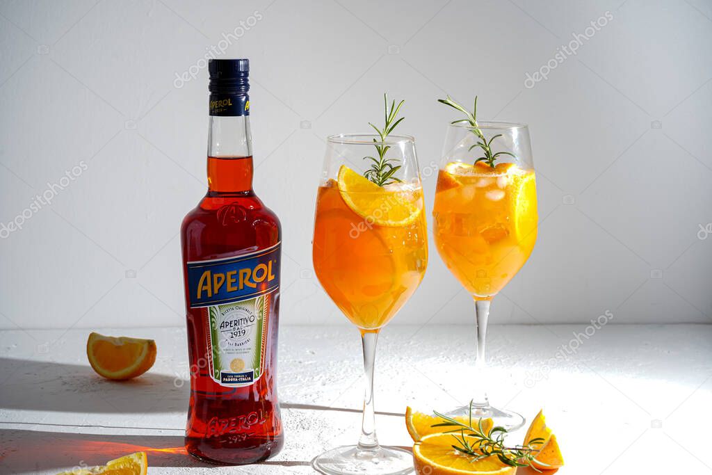 Tintura italiana Aperol para hacer cóctel Aperol Spitz. Vino tinto ...