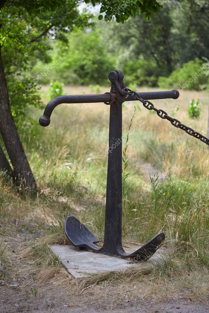 Monumento al ancla en la estepa. Un verdadero ancla del Almirantazgo ...