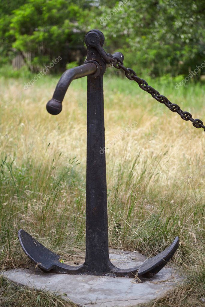 Monumento al ancla en la estepa. Un verdadero ancla del Almirantazgo ...