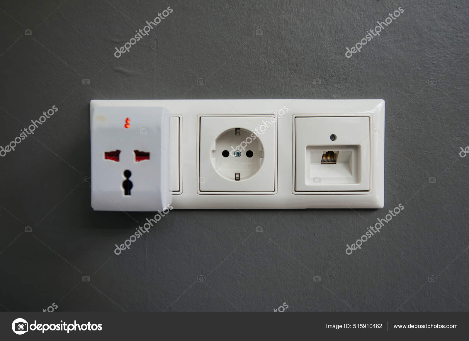 Tampilan depan listrik outlet dengan satu kabel telepon RJ45 dan soket ...