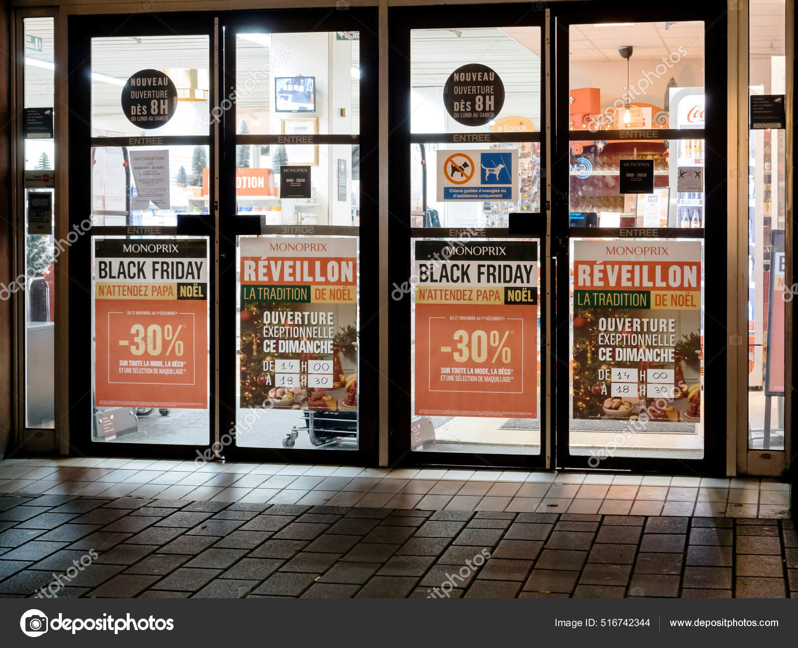 Street scene view of Monoprix French department store — Stock Editorial ...
