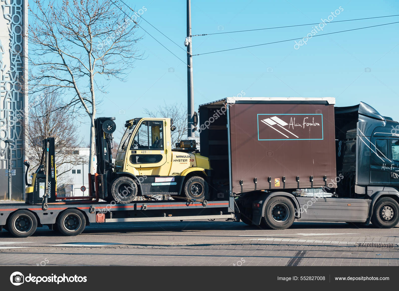 Large cargo truck transporting space-saving Hyster fortens for 7 and 8 ...