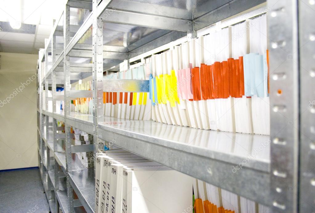 Carpetas en archivo de diferentes documentos en el sector de archivos 2022