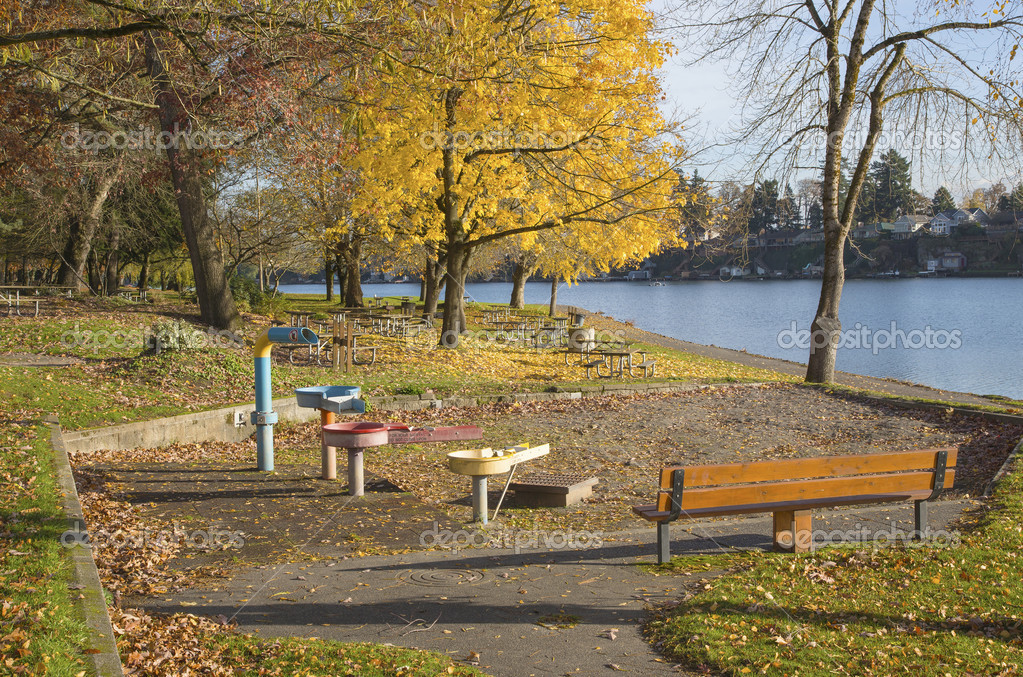 Picnic area Blue Lake park Oregon. — Stock Photo © Rigucci #35526617