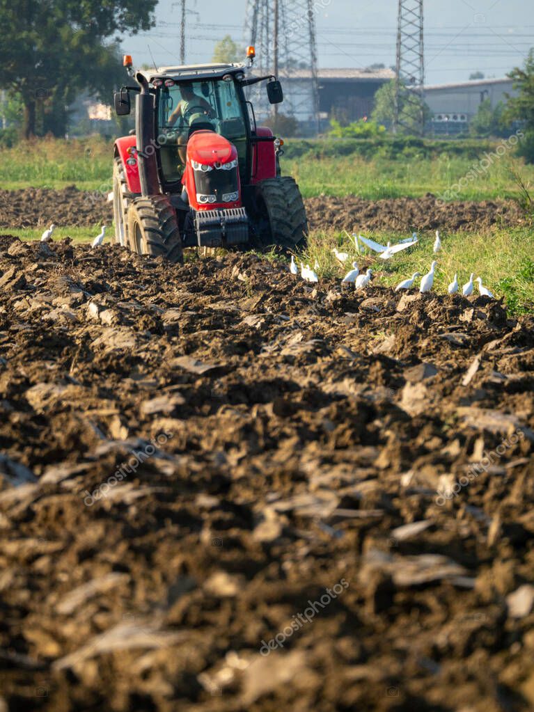 agricultor con tractor arando la tierra en el campo. 2023