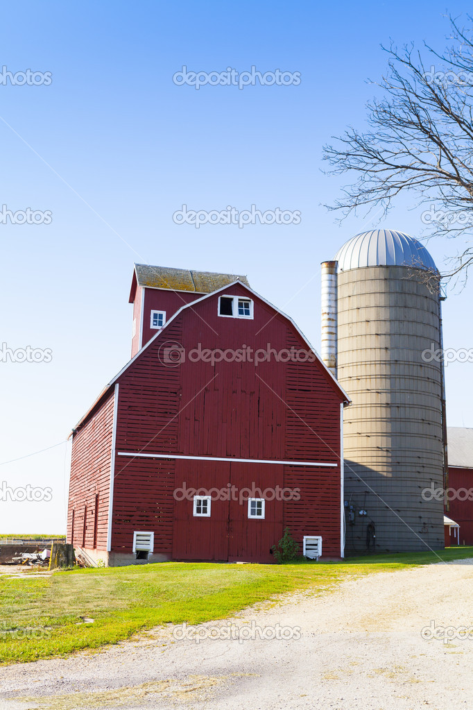 Traditional American Red Farm in Summer Stock Photo by ©maxym 21968039