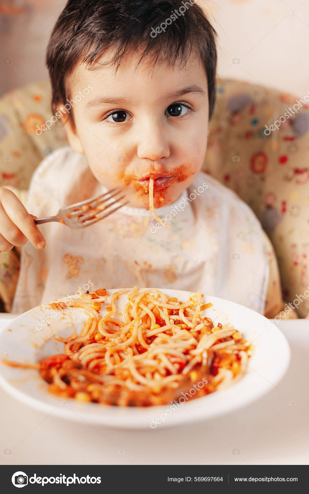 Child eating spaghetti with vegetables. Kid having fun eating. — Stock ...