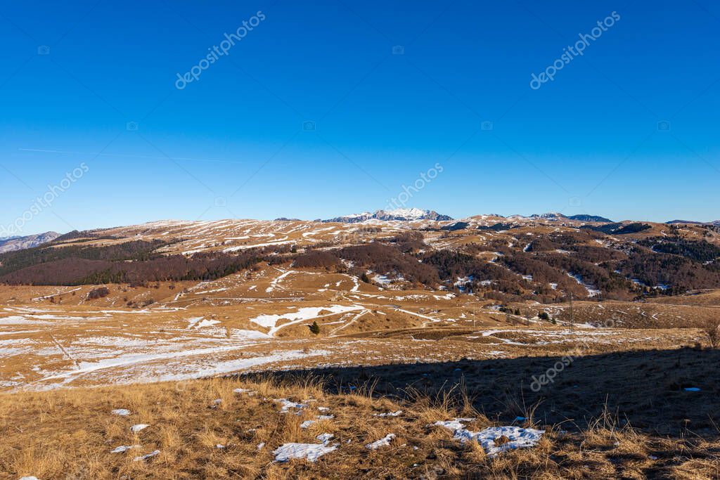 Paisaje invernal del Parque Natural Regional de la Meseta de Lessinia ...