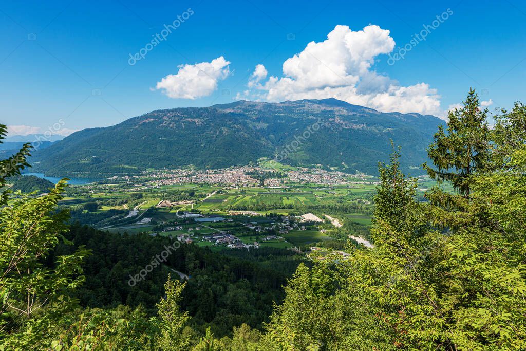 Vista aérea del valle de Sugana (Valsugana) con el pequeño pueblo de ...