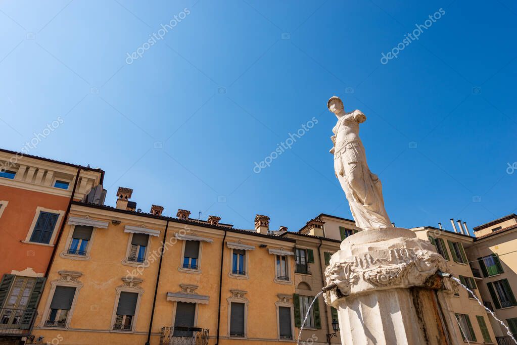 Estatua de mármol y fuente de Minerva, 1818, por el escultor de Verona ...