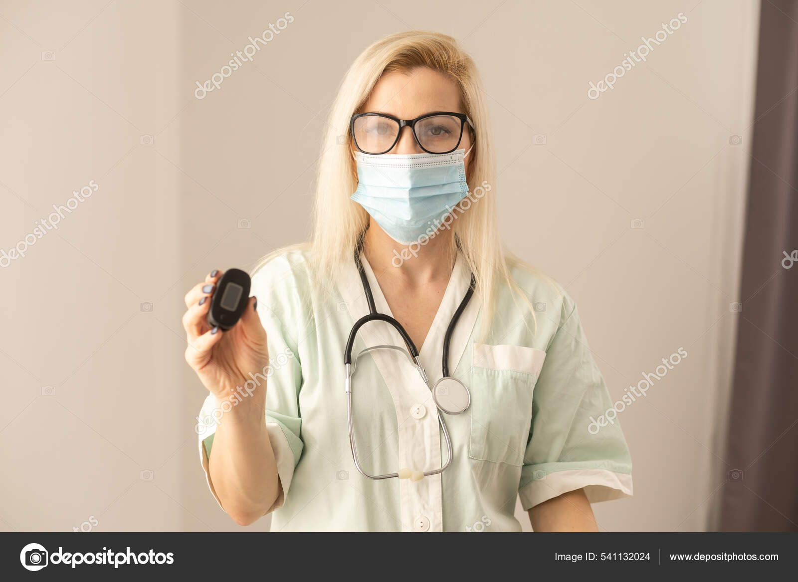 Pulse oximeter. doctor holds a device for health diagnostics — Stock ...