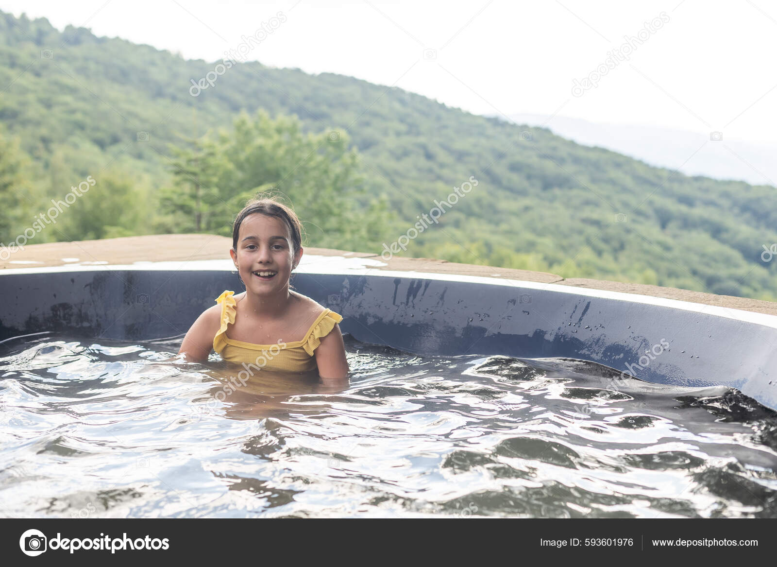 Little Girl Hot Tub Mountains Summer Open Air Bath Outdoors image libre de droit par sinenkiy ...