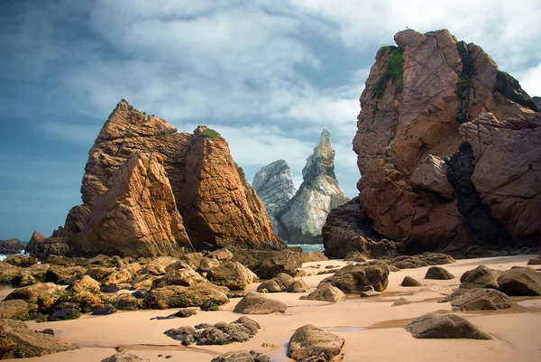 De gros rochers images libres de droit, photos de De gros rochers ...