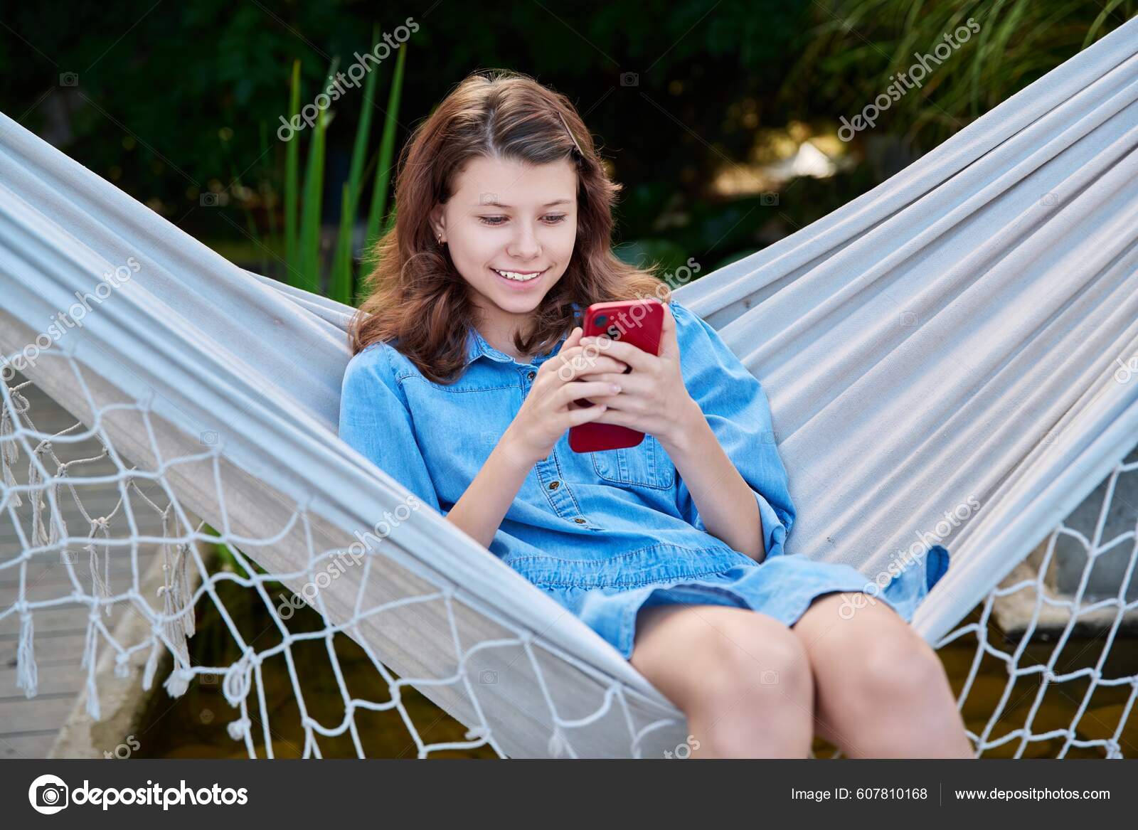Muchacha Preadolescente Sentada Hamaca Usando Teléfono Inteligente Para Comunicación Del — Foto ...