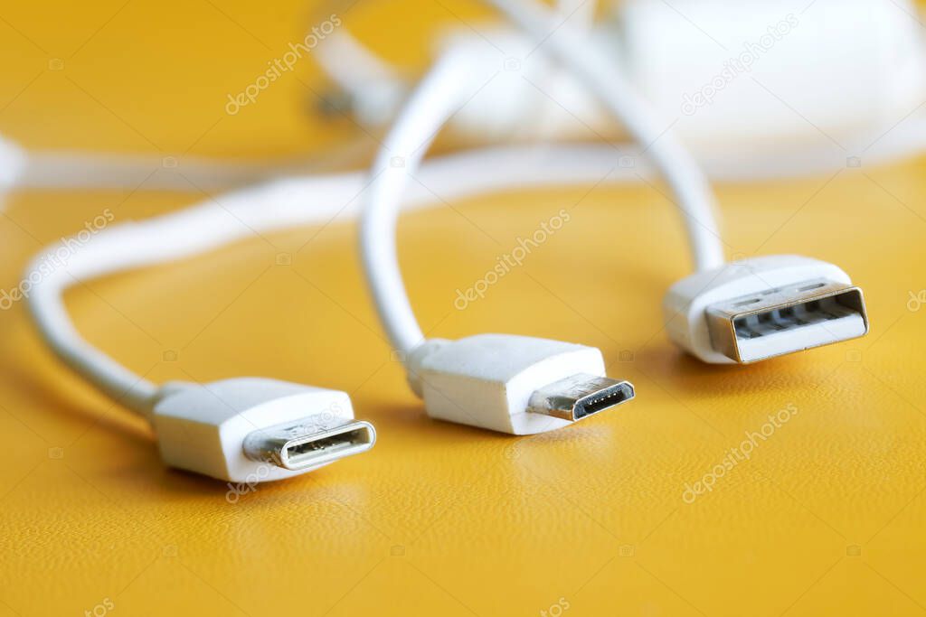 Comparación de tres tipos de conectores USB. USB Tipo-A, Micro USB y ...