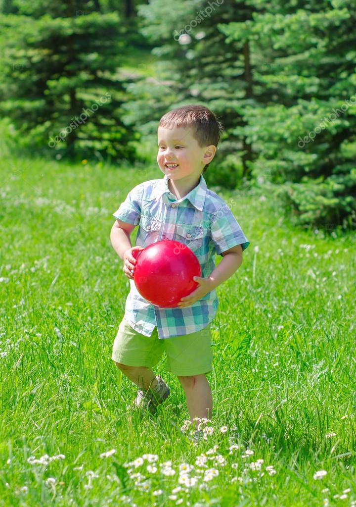 niño jugando con la pelota en el parque — Fotos de Stock © dmitrimaruta ...