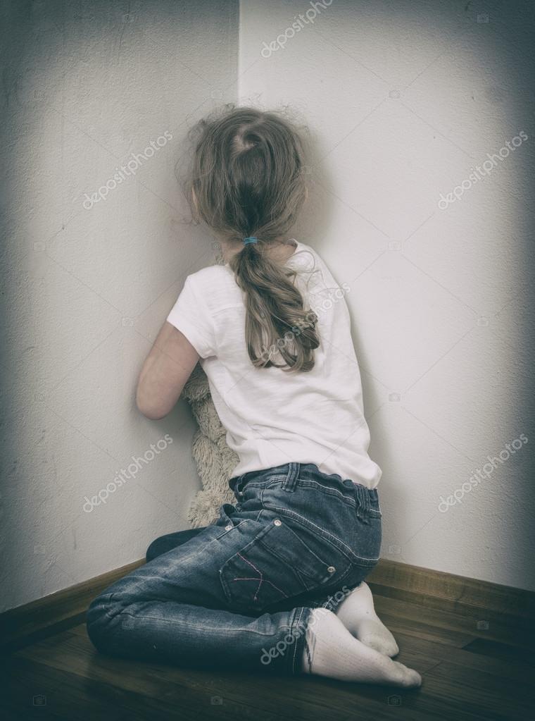 Desenho De Uma Menina Chorando Em Um Canto