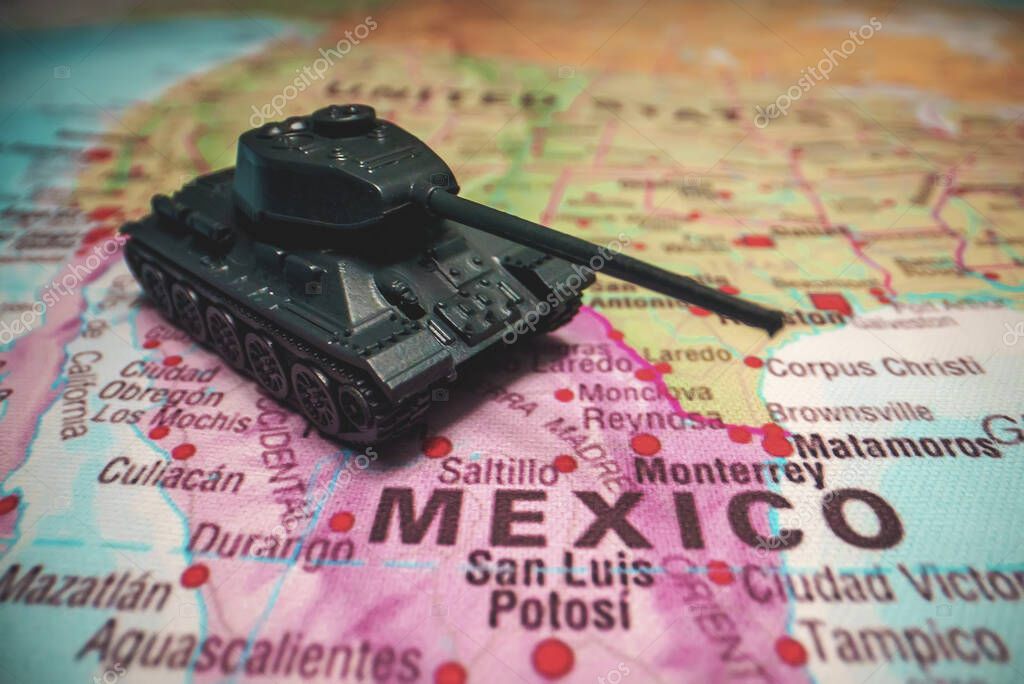 Tanques de juguete en el mapa. Guerra contra los c rteles de la droga en M xico. 2024