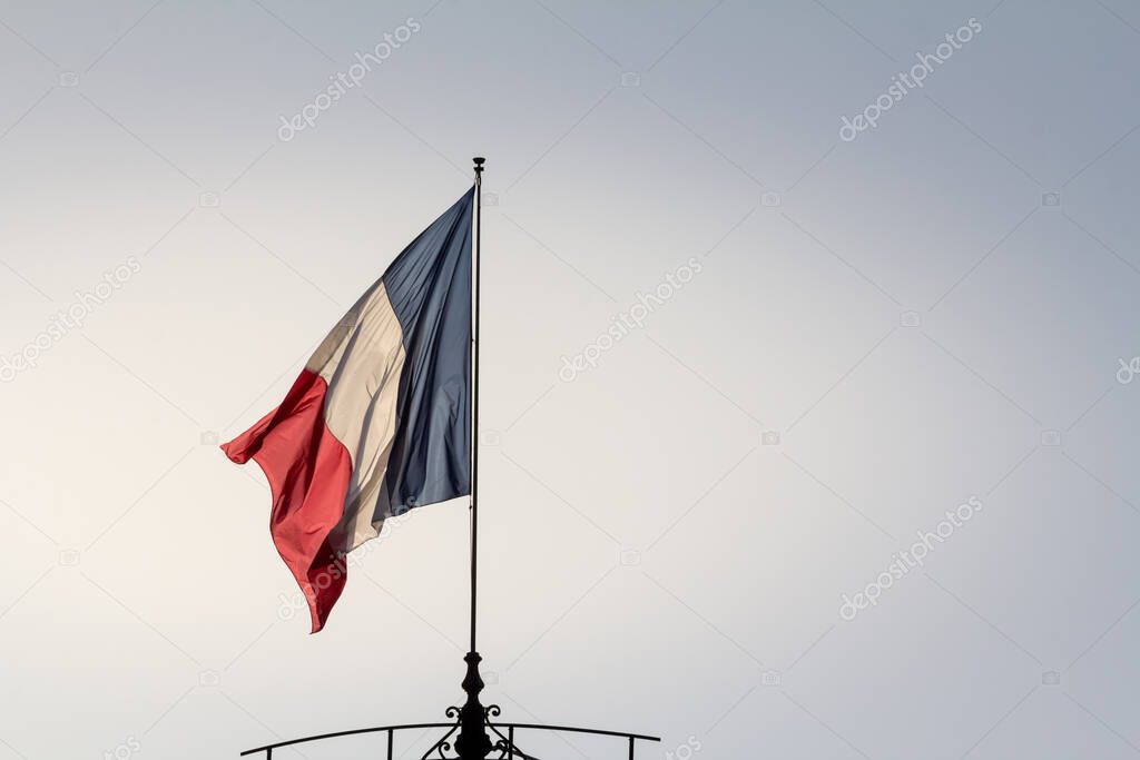 Bandera francesa ondeando en el aire al atardecer durante una tarde ...