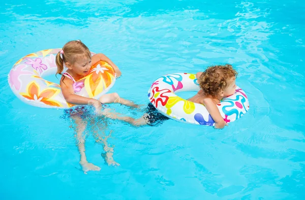 Crianças brincando piscina Stock Photos, Royalty Free Crianças ...