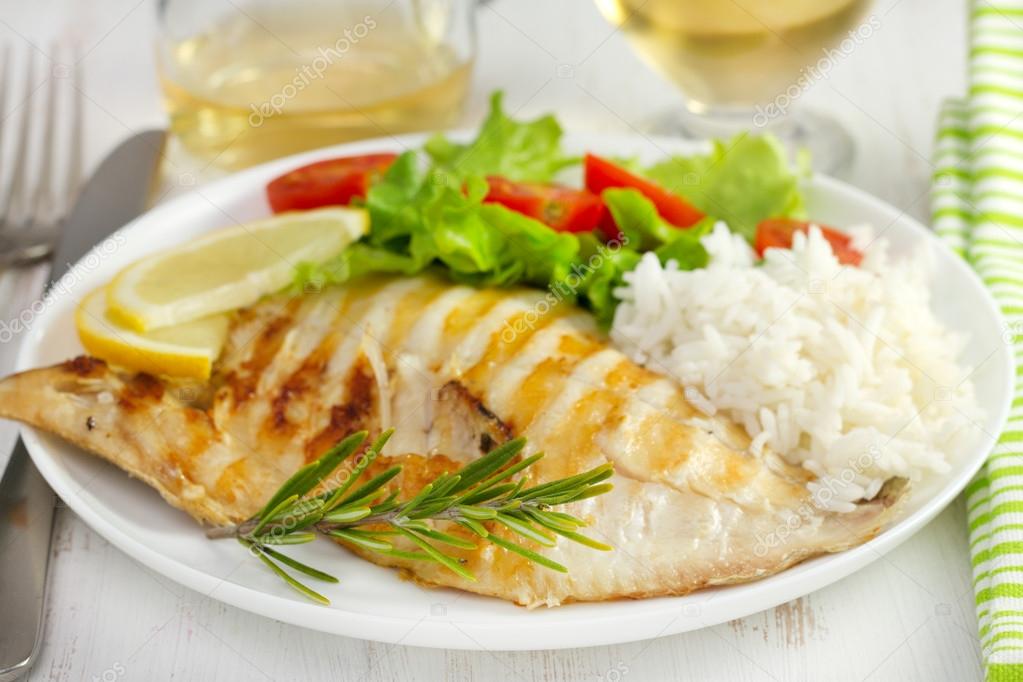 Pescado a la plancha con ensalada y arroz — Foto stock © nataliamylova ...