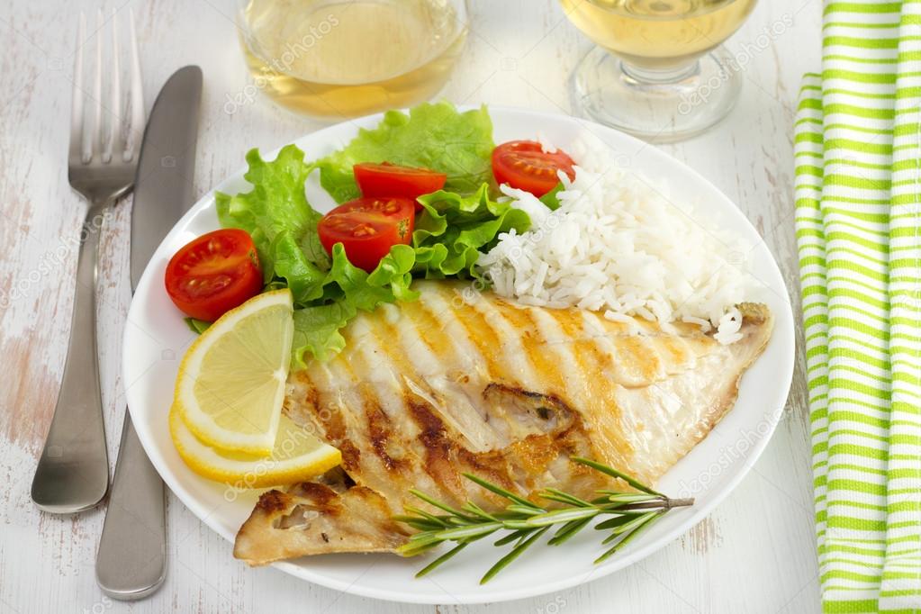 Pescado a la plancha con ensalada y arroz — Foto de stock ...