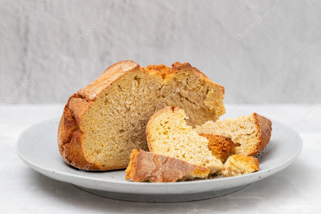 pan de maíz típico portugués en plato gris sobre cerámica gris 2023