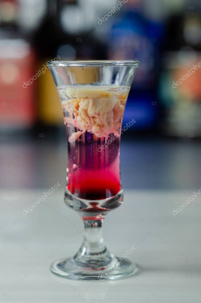 Interesante inyección de bebida a base de crema, licor y granadina ...