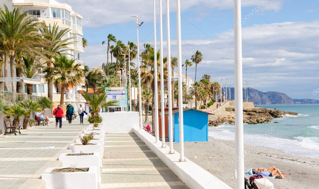 NERJA, ESPAÑA - 04 MARZO 2022 Un hermoso paseo marítimo de piedra para ...