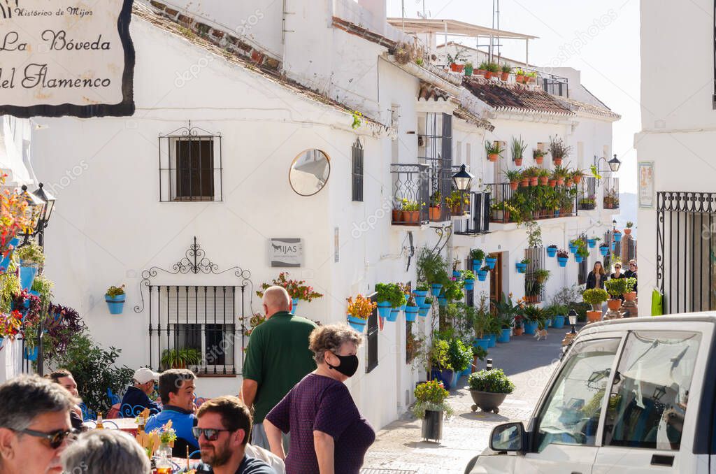 MIJAS, ESPAÑA - 01 MARZO 2022 En la plaza central, se puede ver la ...