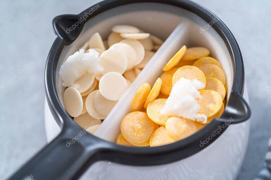 Chips de chocolate de color de fusión en un crisol de dulces para hacer ...