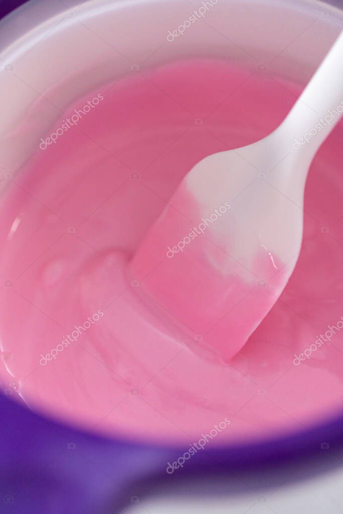 Derretimiento de chocolate se derrite en un crisol de dulces para ...