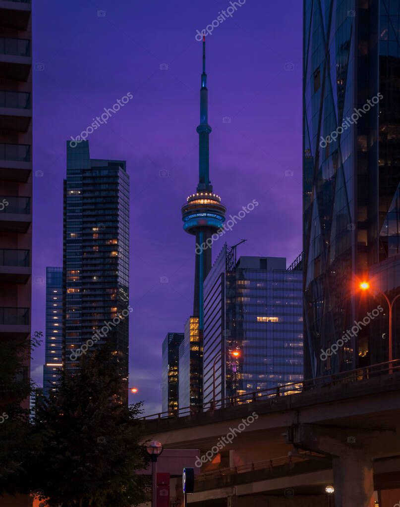 Aguja Toronto. El horizonte de Nigt Toronto visto entre los rascacielos ...