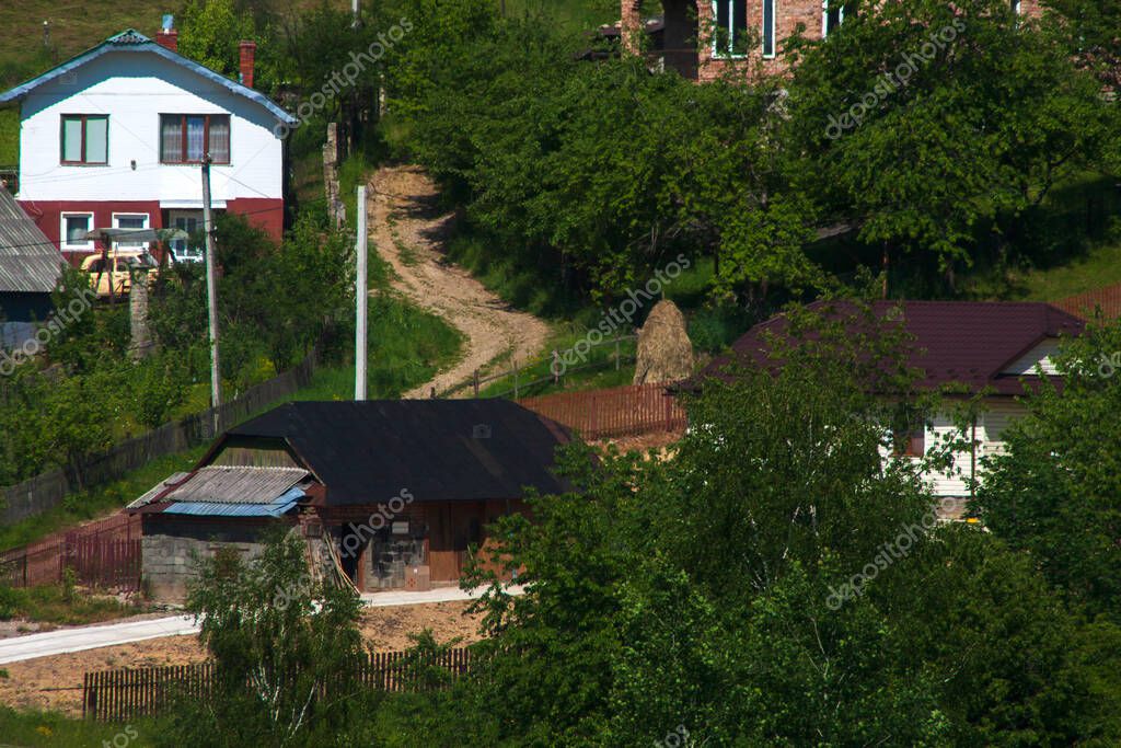 Aldea de montaña moderna con tecnologías y edificios avanzados y ...