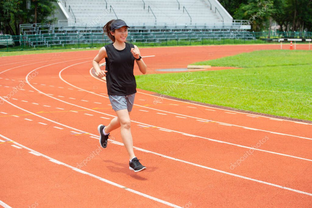 Retrato de la joven atleta de la felicidad corredora corriendo en la ...