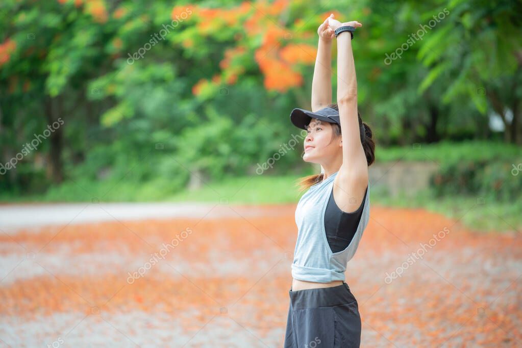 Retrato de una corredora haciendo estiramientos y calentando su cuerpo ...