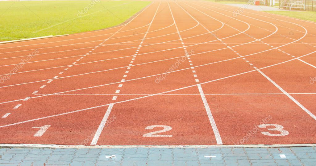 El número en el punto de inicio de la pista de atletismo o pista de ...