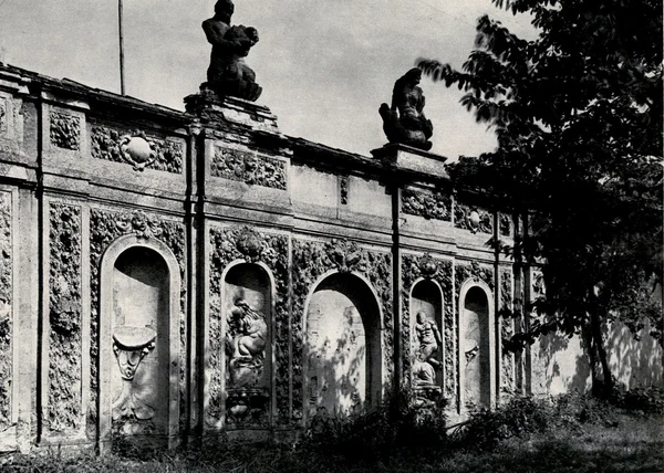 Destroyed palace Stock Photos, Royalty Free Destroyed palace Images ...