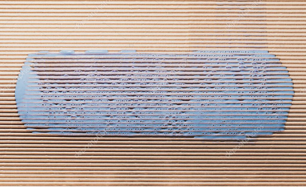 Trozos rotos de cartón de embalaje, y un rastro de un pincel de pintura ...