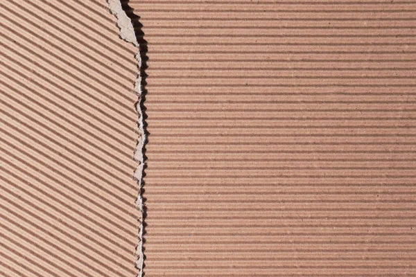 Trozos rotos de cartón de embalaje, plegados en un collage 2023