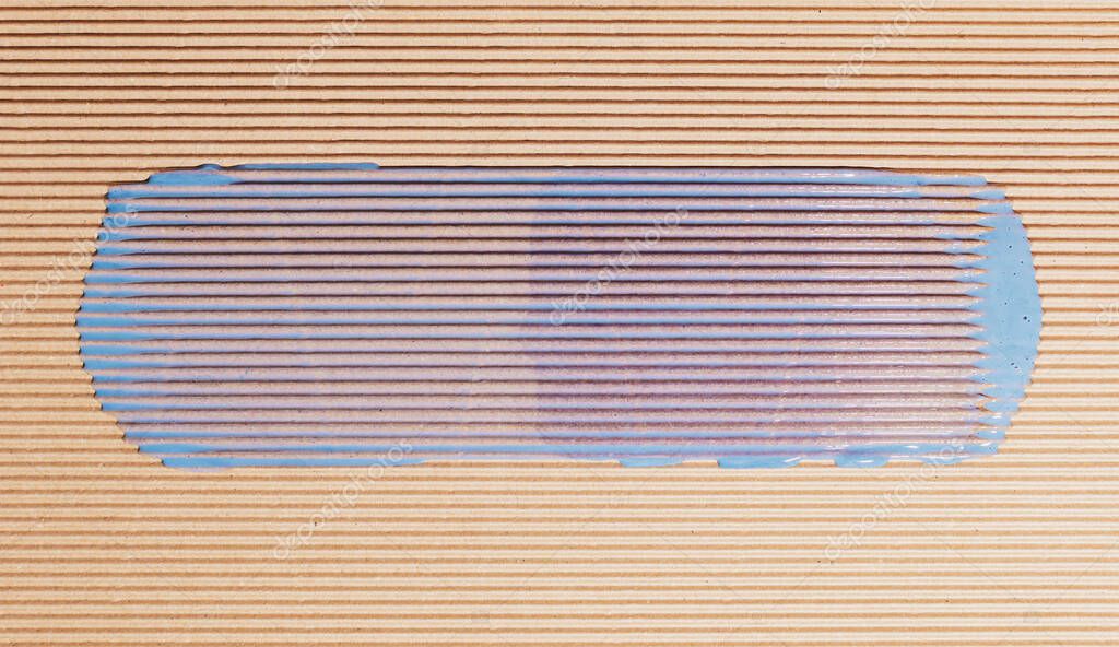 Trozos rotos de cartón de embalaje, y un rastro de un pincel de pintura ...