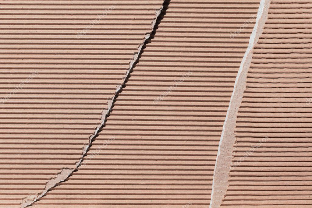 Trozos rotos de cartón de embalaje, plegados en un collage 2023