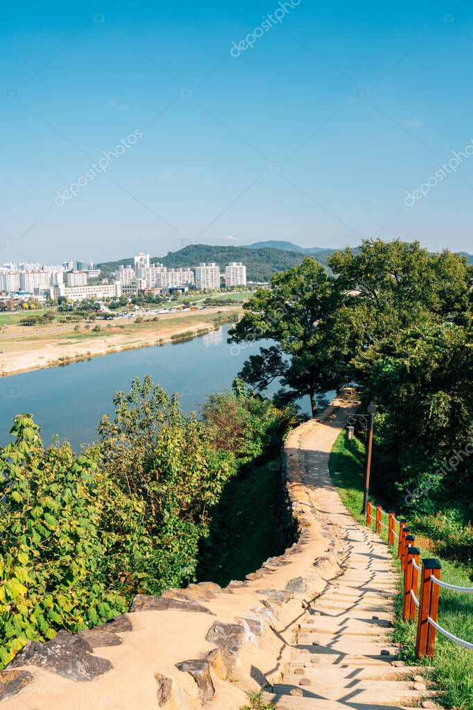 Vista de la fortaleza de Gongsanseong y el parque del río Geumgang en Gongju, Corea 2023