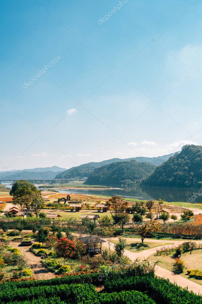Vista del parque del río Geumgang Isla Mir y montaña en Gongju, Corea 2024